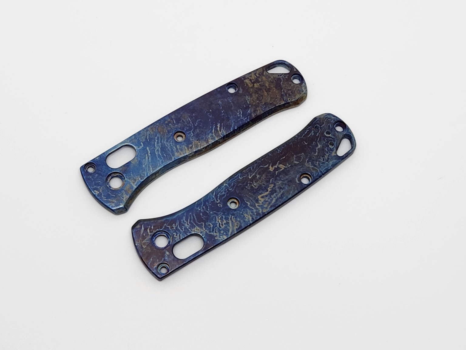 Benchmade Mini Bugout Titanium scales - Blades.GE